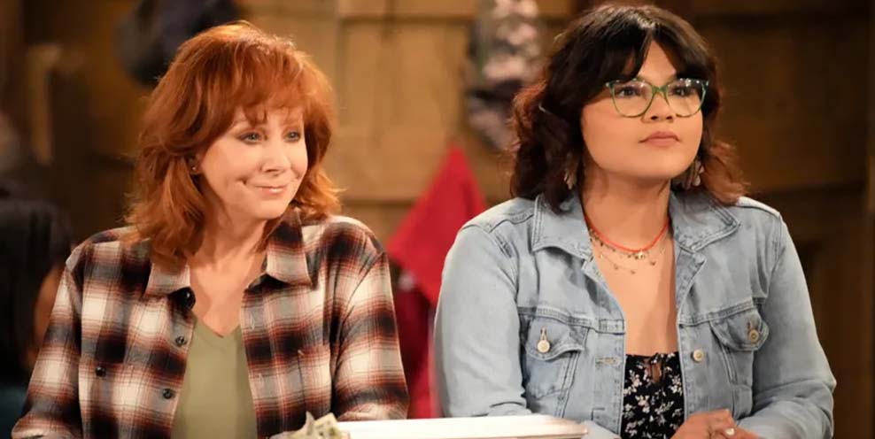Photos: Reba McEntire And Melissa Peterman Explore 'Happy's Place ...